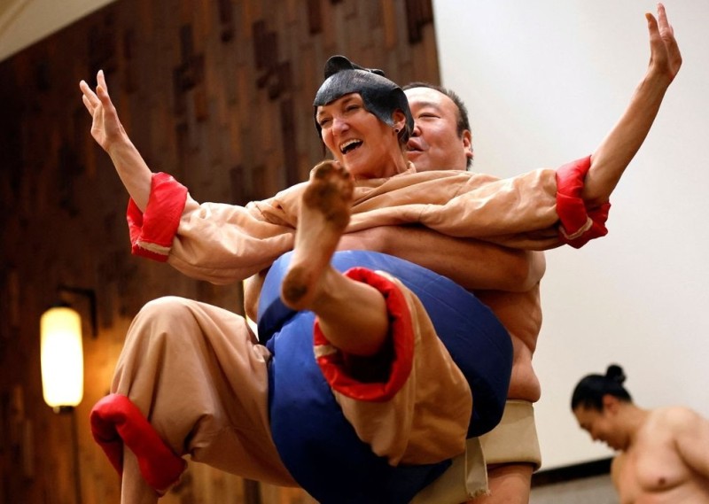 Sumo biểu diễn chọc cười du khách ở Nhật Bản