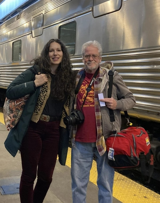 Hai người cùng mất bạn đời thành đôi bạn đi chu du thế giới